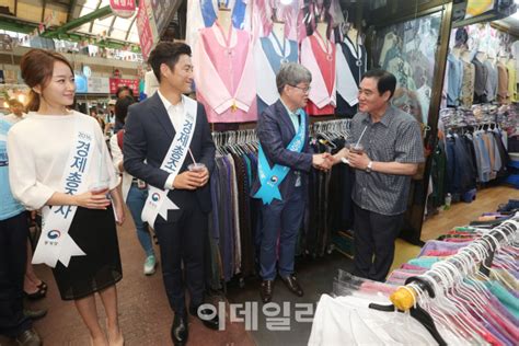 포토 2016 경제총조사 홍보하는 유경준 통계청장