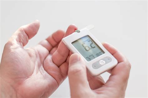 약 당뇨병 Glycemia 건강 관리 및 사람들 개념glucometer 또는 포도 당 미터 및 테스트 스트라이프 집에서 함께