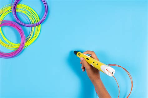 자식 3 차원 펜으로 그립니다 아이 들고 3d 펜 플라스틱 필 라 멘 트 교육에 대한 스톡 사진 및 기타 이미지 교육 로봇 리투아니아 Istock