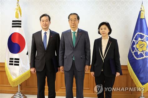 기념촬영하는 한덕수 총리 연합뉴스
