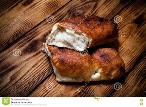 Georgisch Brood Op Een Lichte Houten Lijst Of Een Raad Gestemd Stock