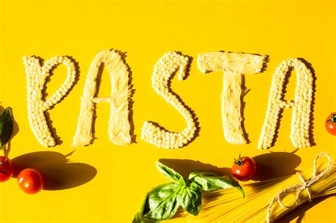 체리 토마토와 바 질 잎 노란색 배경에 작은 파스타에서 단어 파스타 꾸며져 있다 스파게티의 기본 요리 재료입니다 평면도 평면 위치 건강한 식생활에 대한 스톡 사진 및 기타