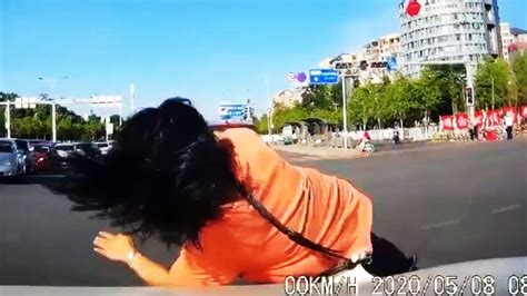 小伙子胡乱变道小姐姐惨被撞飞 交通事故 車禍 行车记录仪 YouTube
