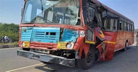 Msrtc St Bus Accident On Dhule Surat Highway महामार्गावर धावत्या