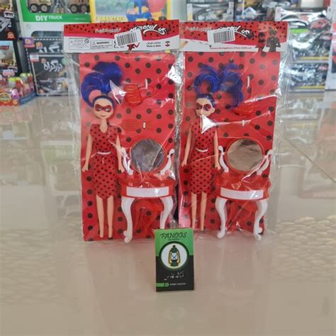 خرید و قیمت عروسک دختر کفشدوزکی همراه با میز آرایش از غرفه فروشگاه فانوس