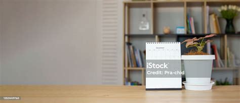 캘린더 미리 알림 이벤트 개념입니다 플래너 및 주최자가 일일 약속을 계획하고 미리 알림하는 캘린더 회의 의제 일정 시간표 및 관리 홈 파노라마 배너에서 온라인으로 작업 0