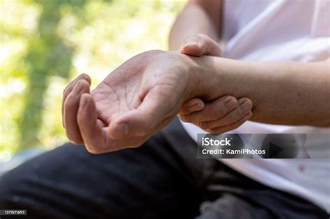 사람은 직장에서 통증에서 오는 손목에 들고있다 앉아서 오랜 시간 동안 컴퓨터에 입력에서 통증 신체의 많은 영역에 통증을 일으키는