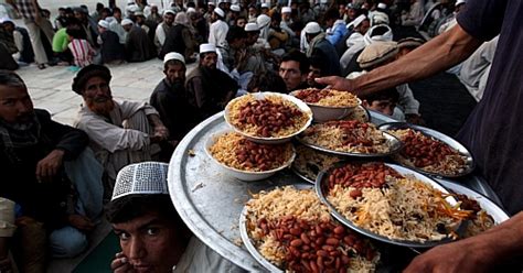 라마단 기간 동안 간식 기다리는 무슬림들