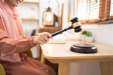 좋은 변호사가되는 법을 배우는 아시아 무슬림 젊은 여성 법과 정의의 법원 재판 세션 공정한 명예 판사 선고 망치를 치고 닫습니다