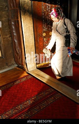 Türkische Frau mit Kopftuch Alanya Türkei Stockfoto Bild 68442371