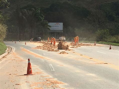 Queda de carga de caminhão causa interdição parcial na BR em Juiz de Fora Zona da Mata G