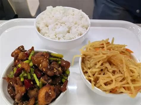 山东全职妈妈重返职场前后的午餐差别大，网友：没对比就没伤害