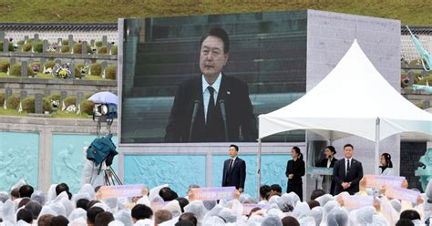 5·18기념식서 피켓시위 하는 이태원 참사 유가족