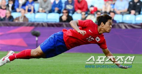 런던포토 선취골 박주영 나 골 냄새 맡았어