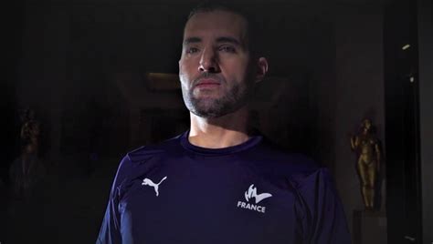 Gravement Blessé En 2001 Hakim Arezki Senvole à Tokyo Avec Léquipe De France De Cécifoot