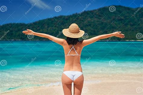 Vista Trasera De Una Joven Feliz Con Bikini Blanco Y Sombrero De Paja