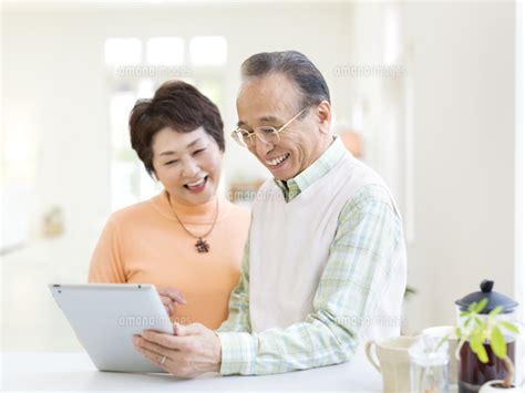 日本人のシニア夫婦 11004114970 の写真素材・イラスト素材｜アマナイメージズ