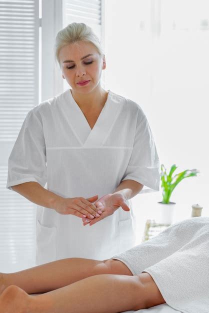 Femme Passant Du Temps Au Spa Et Recevant Un Massage Relaxant Photo