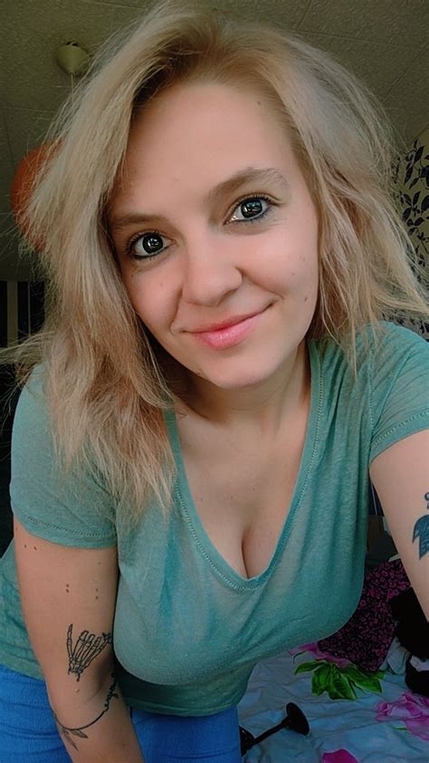 Heeey Happy New Week Stranger 😋 Rsfwnextdoorgirls