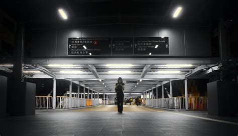 한 여자가 보도 한가운데에 서 있다 사진 Unsplash의 무료 홍콩 이미지