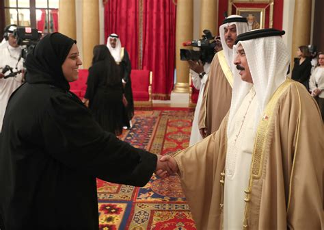 جلالة الملك المفدى يستقبل الفائزين بجائزة الملك حمد لتمكين الشباب