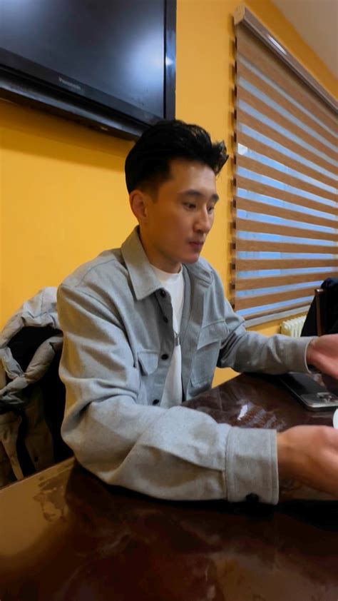 Ингээд л эхэллээ замдаа 1 гутал авна л гэнэ 😂😂😂 Чи бид 2 аялан тоглолт замдаа гарлаа амжилт