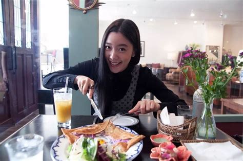 又一女星嫁入豪门，拍限制级、靠肉体走红的她，能洗白吗？ 搜狐大视野 搜狐新闻
