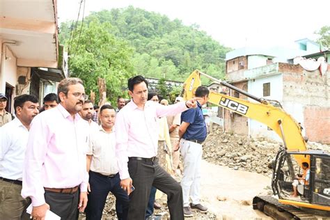 कुमाऊं कमिश्नर दीपक रावत ने हल्द्वानी में बरसात से हुए प्रभावित