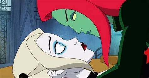 Arlequina e Hera Venenosa se beijam pela primeira vez na série animada