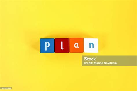 단어 계획은 색깔의 나무 블록으로 만들어졌습니다 노란색 배경에 문자가 있는 큐브를 페인팅했습니다 개념 사진 비즈니스 개념 맨 위