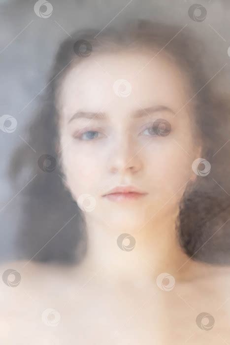 Лицо красивой молодой женщины сквозь затуманенное стекло души Депрессия Ozero российский