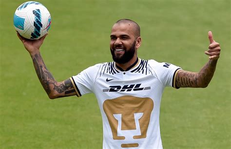 Dani Alves Fue Presentado Como Jugador Del Pumas De México La Teja