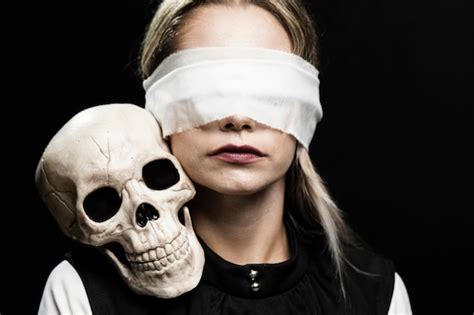Femme Aux Yeux Bandés Et Au Crâne Photo Gratuite