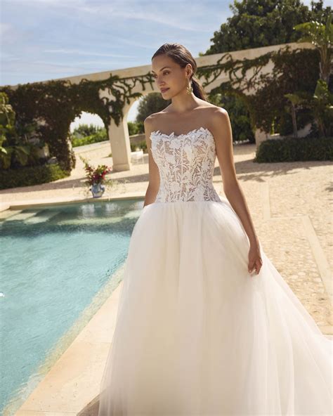 Gilke Ballgown With A Detailed Lace Bodice Modeca