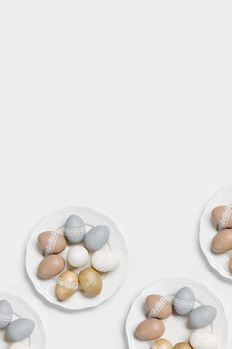 염색 부활절 달걀 파스텔 색상 황금 회색 흰색 접시에 베이지 색 해피 부활절 휴일 축하 음식 개념 치킨 달걀 중립 유행 색상과 장식 된 레이스 테이프 상단 뷰 테이블 0명에