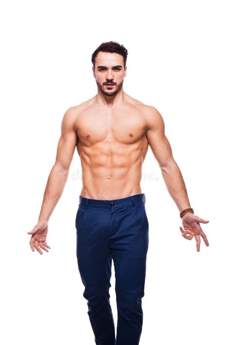 Красивый взрослый человек с здоровым атлетическим телом наполовину нагим на Whi Стоковое Фото