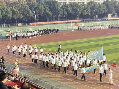 生康学院首次亮相学校第三十三届运动会 武汉纺织大学生物工程与健康学院