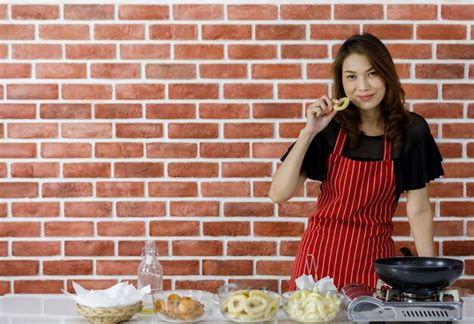 89000 Chinese Woman Cooking Pictures