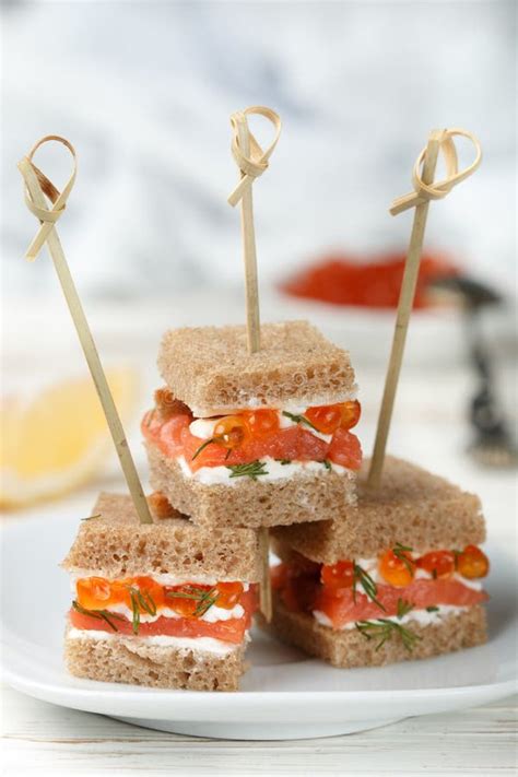 Roggebrood Canapes Met Gerookte Zalm Zachte Kaas Dille En Kaviaar