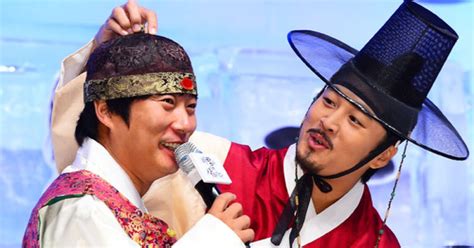 사진 차태현왜 모자를 거꾸로 쓰고 있어