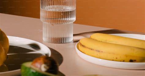 과일 한 접시와 물 한 잔이 있는 테이블 사진 Unsplash의 물 마시기 이미지