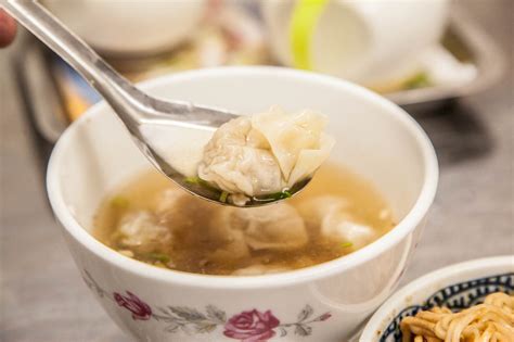 宜蘭市 宜蘭市場老字號美食，銅板價餛飩湯麻醬麵，一碗三十元！一香飲食店（北館市場總店） 大手牽小手。玩樂趣美食walkerland窩客島