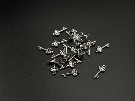 Пластикові декоративні елементи для творчості Ключик Колір срібний 22х9мм