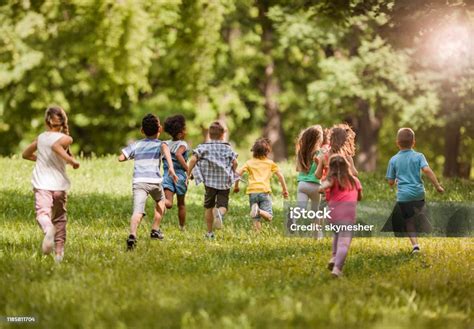봄에 달리는 큰 아이들의 뒷모습 계절에 대한 스톡 사진 및 기타 이미지 계절 공원 낮 Istock