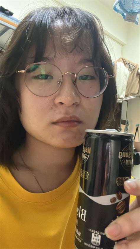 今天在宿舍就不化妝 跟室友二刷不良執念清除師 （因為我不想讀微積分⋯ 石獅子篇還是那麼好看（好哭