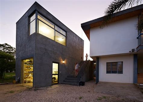 Phillip Lühl Uses Bagged Concrete Bricks For Namibia House Extensions