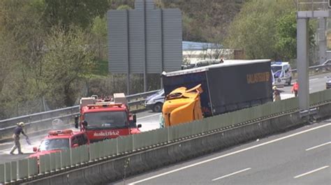 Vídeo Un Accidente Entre Dos Camiones Provoca Retenciones En La Ap 8