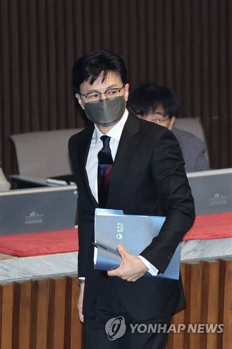 노웅래 체포동의안 부결 후 본회의장 나서는 한동훈 장관 연합뉴스