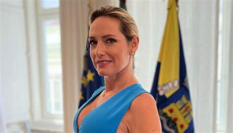 Deslumbrante Fernanda Serrano Posa Em Biqu Ni Em Sardenha