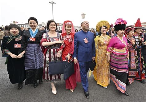 兩會2024︱直擊：政協中的「明星」委員被記者擠得寸步難行 星島日報